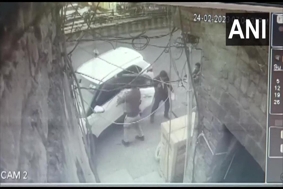 उमेश पाल हत्याकांडः अतीक अहमद के दो बेटे समेत कई लोग पुलिस हिरासत में, गोली लगने से घायल गनर की मौत