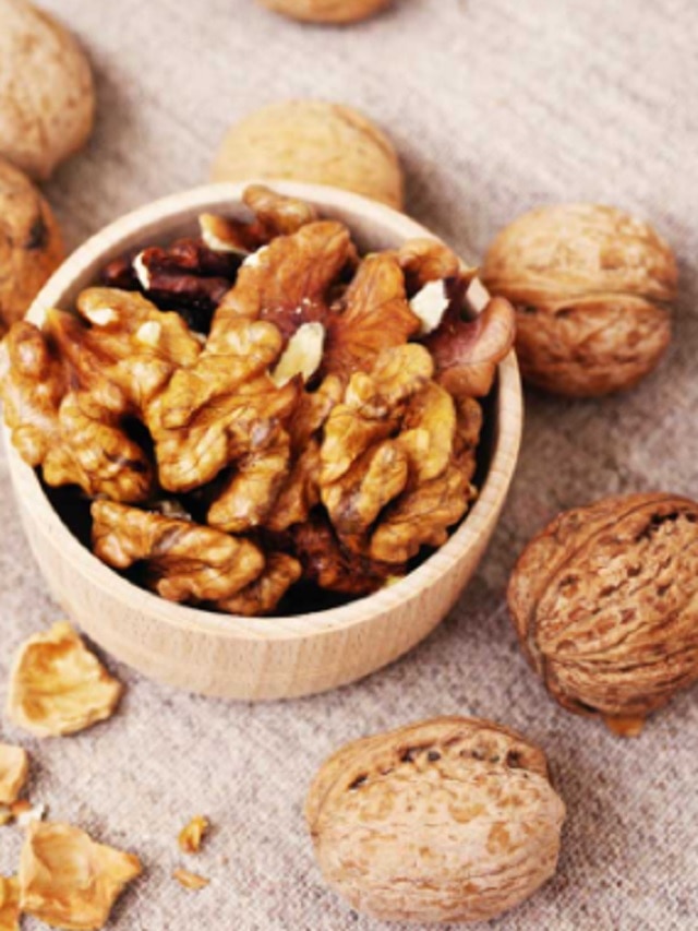 कैसे खाने चाहिए अखरोट, भिगोकर या सादे? जानें इसके बेमिसाल फायदे