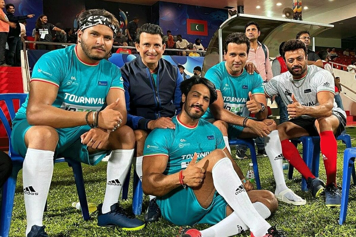 मालदीप में राघव नय्यर ने आफताब शिवदासानी के साथ मिलकर खेल फुटबॉल मैच ...