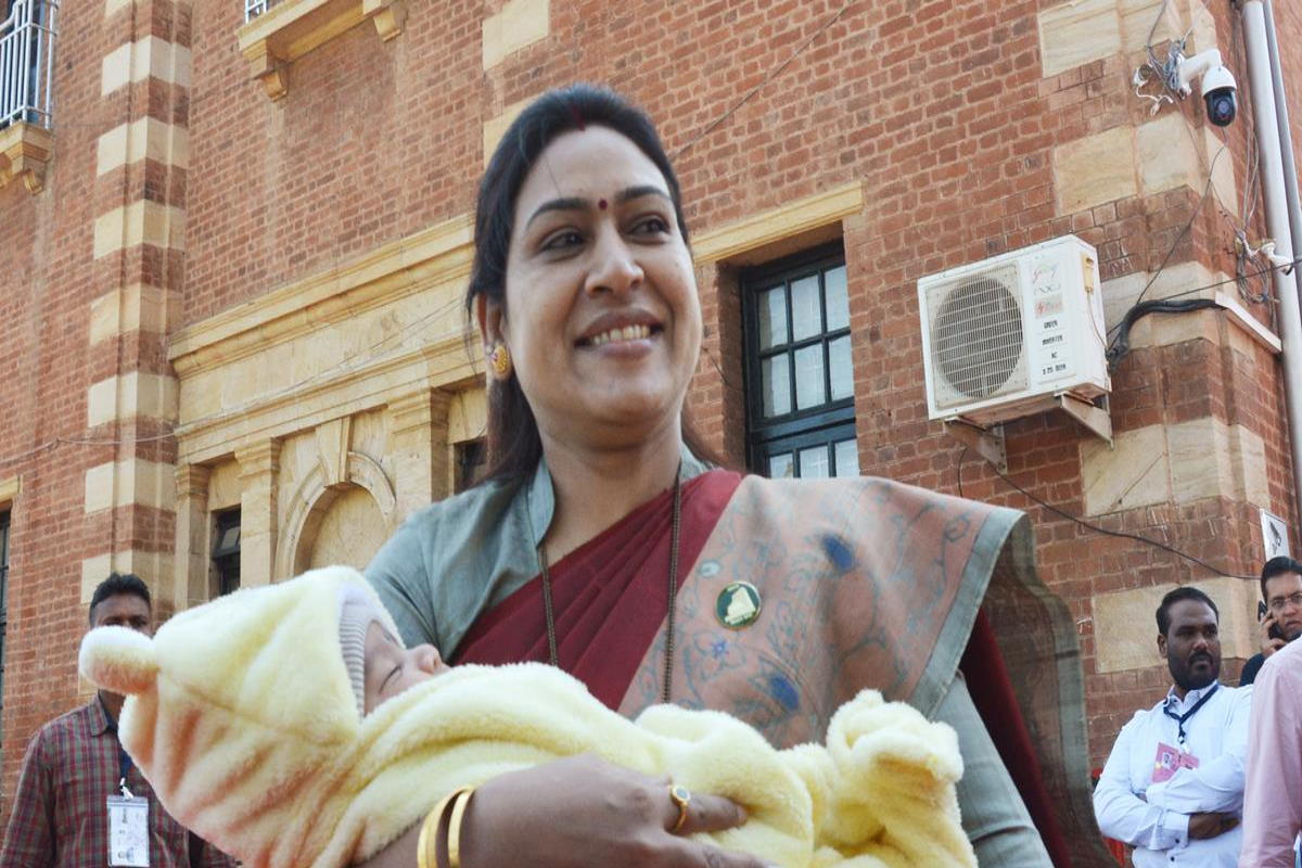 4 महीने का बेटा लेकर महाराष्ट्र विधानसभा के बजट सत्र में पहुंची विधायक ...