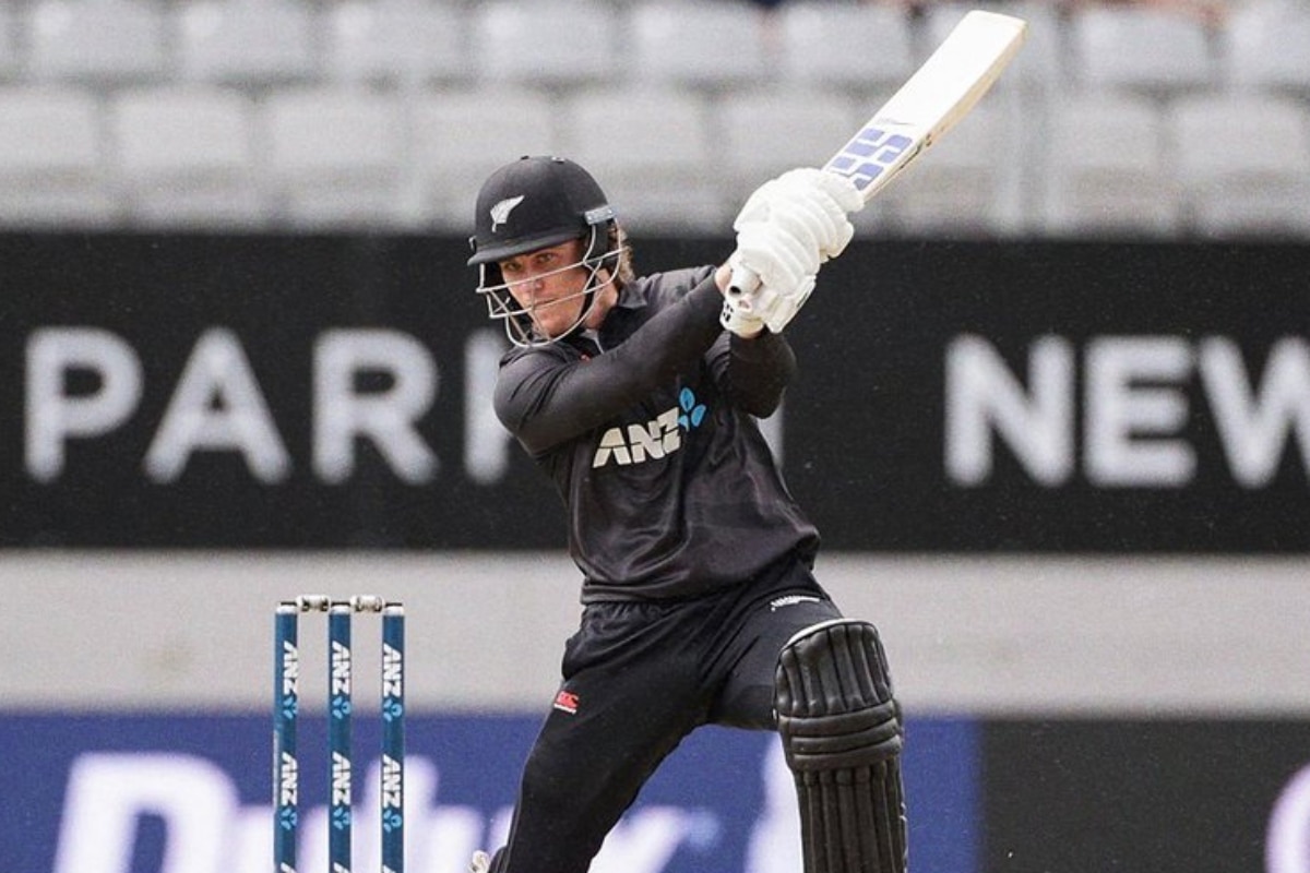 VIDEO: फिन एलन पर किस्मत मेहरबान, स्टंप पर गेंद लगने के बाद भी हुए ...