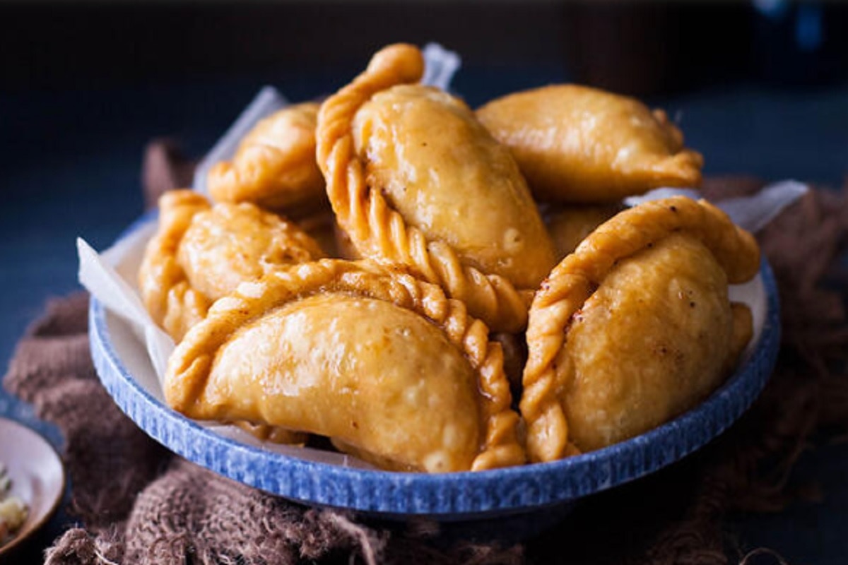 Gujiya Recipe: आने वाली है होली, कर लें गुझिया बनाने की तैयारी - Gujiya ...