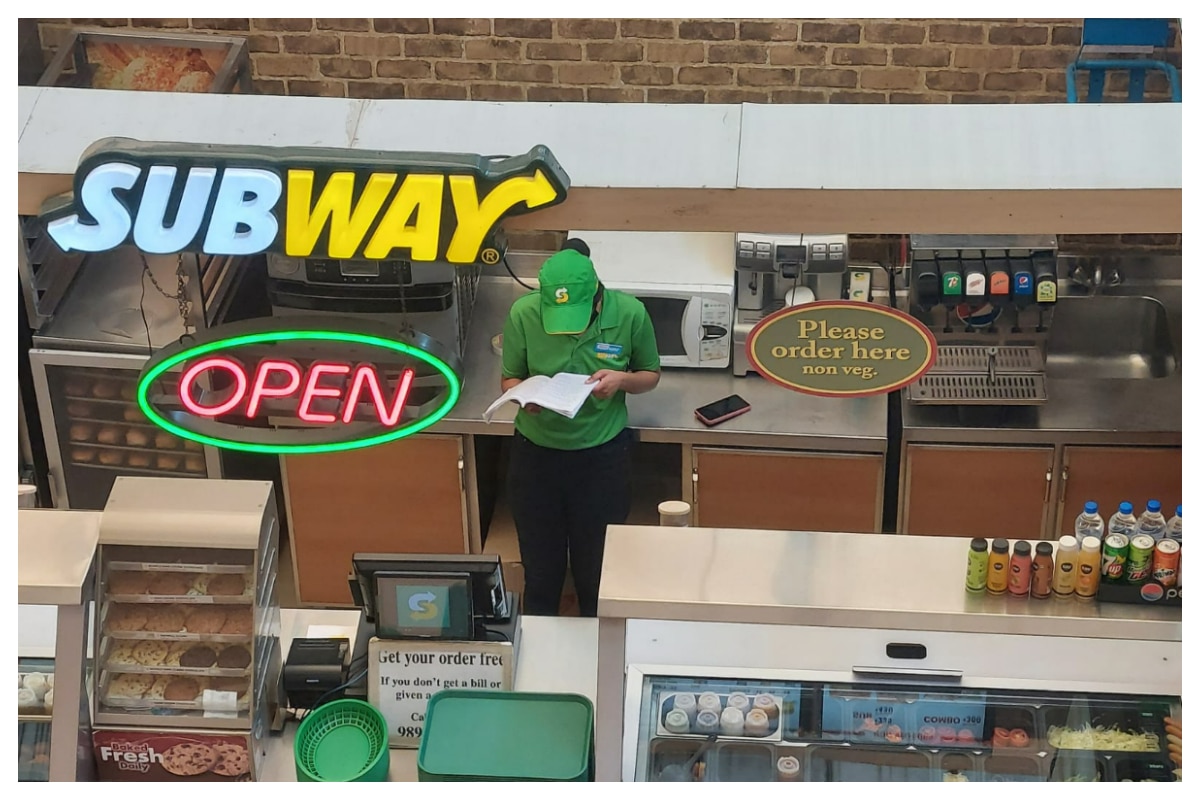 Subway Employee Shows Great Balance Between Work And Studies, Internet ...