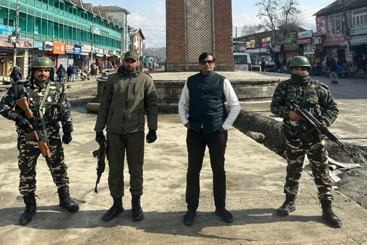 Gujarat Conman Poses As PMO Official Gets Z Plus Security Visits Border Post Meets Top Officers ...