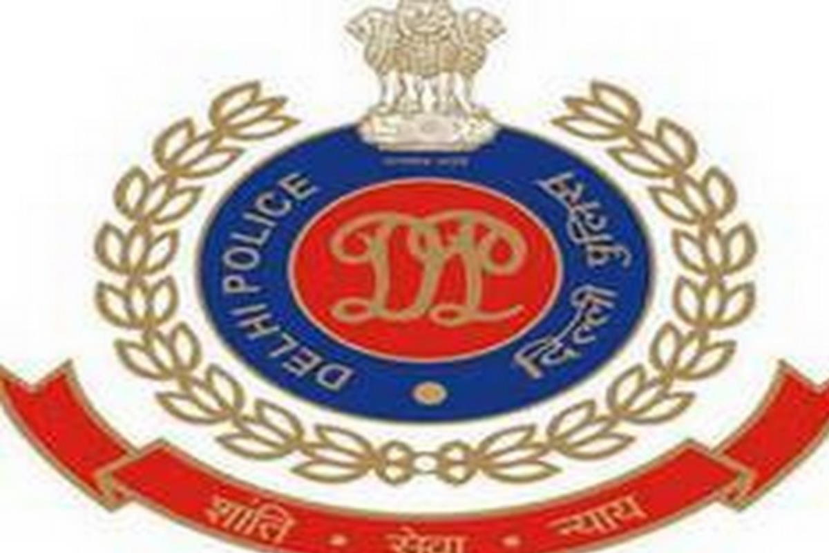 दिल्ली में सरकारी स्कूल के गेट पर लटका