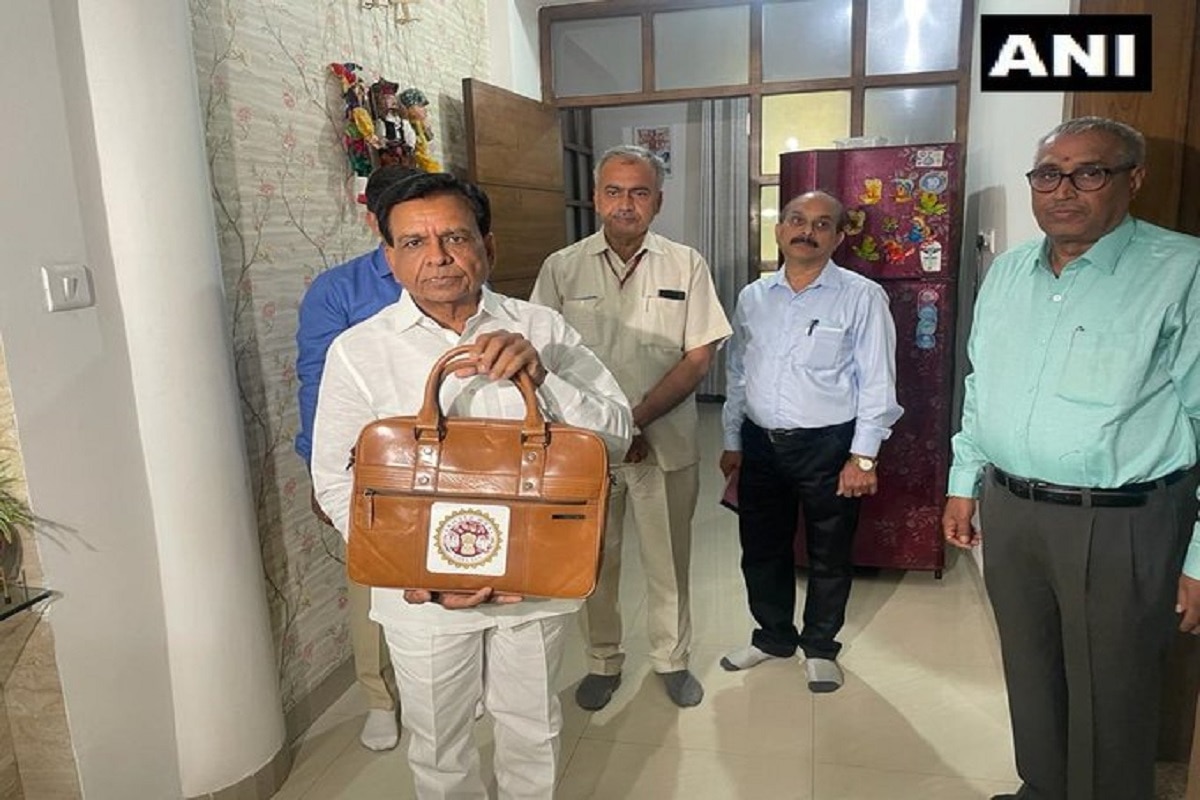 Madhya Pradesh Budget 2023 LIVE: विपक्ष के हंगामे के बीच वित्त मंत्री ...