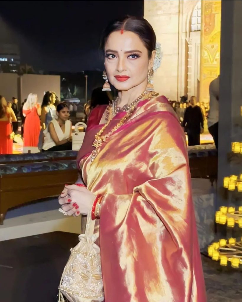Rekha Looks Resplendent in Her Traditional Pink Kanjivaram Saree And ...