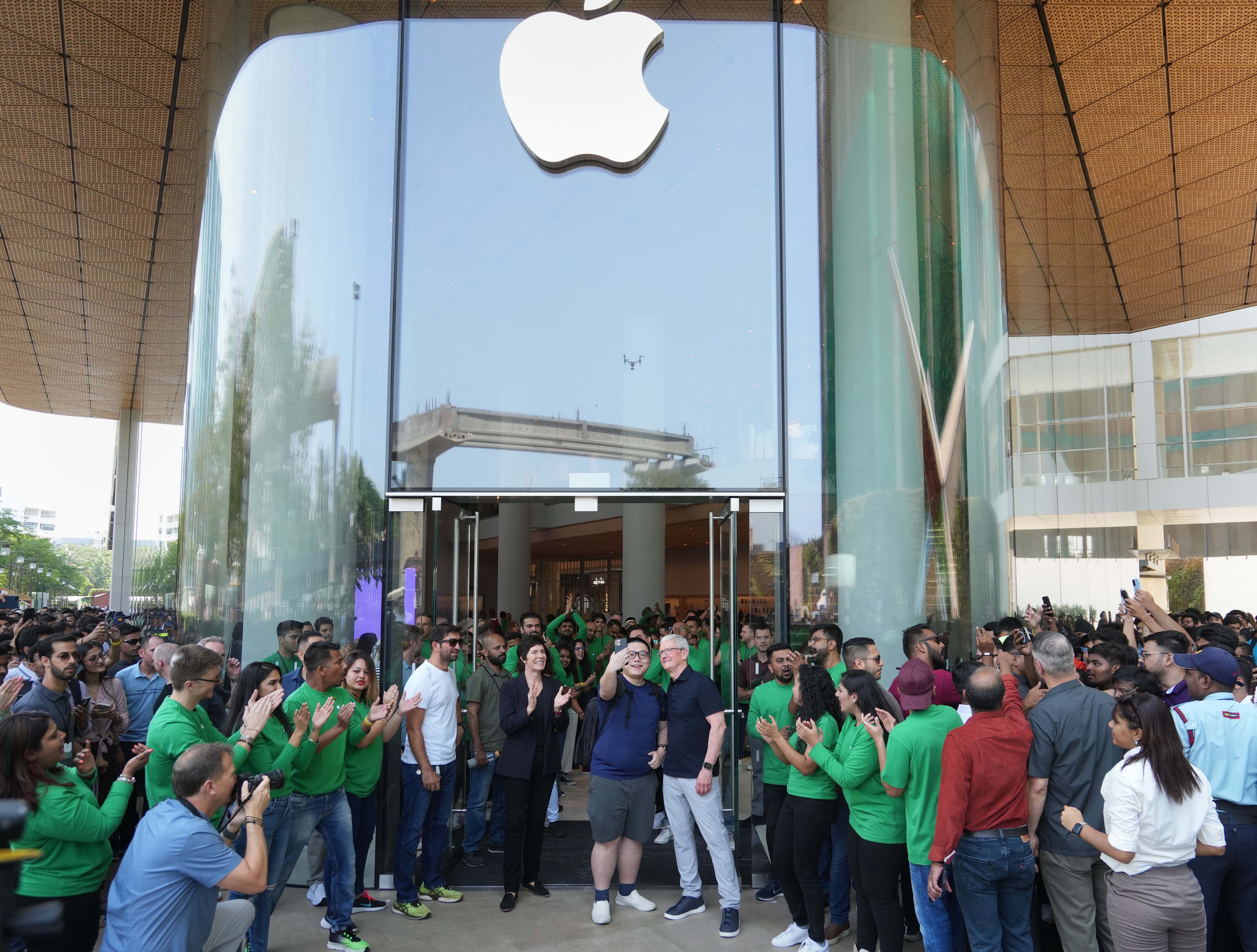 Apple Mumbai Inside PICS: देखें देश के पहले एप्पल स्टोर के अंदर की ...