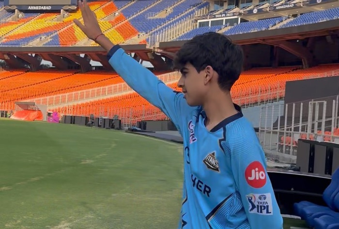 IPL 2023: आशीष नेहरा का बेटा सुर्खियों में, पापा की नकल करते दिखे-VIDEO