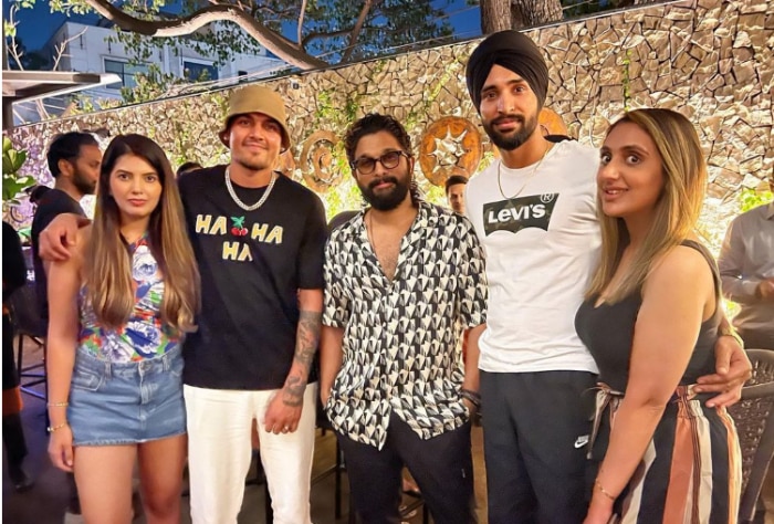 PBKS Players Rahul Chahar, Harpreet Brar Meet Pushpa Star Allu Arjun On ...