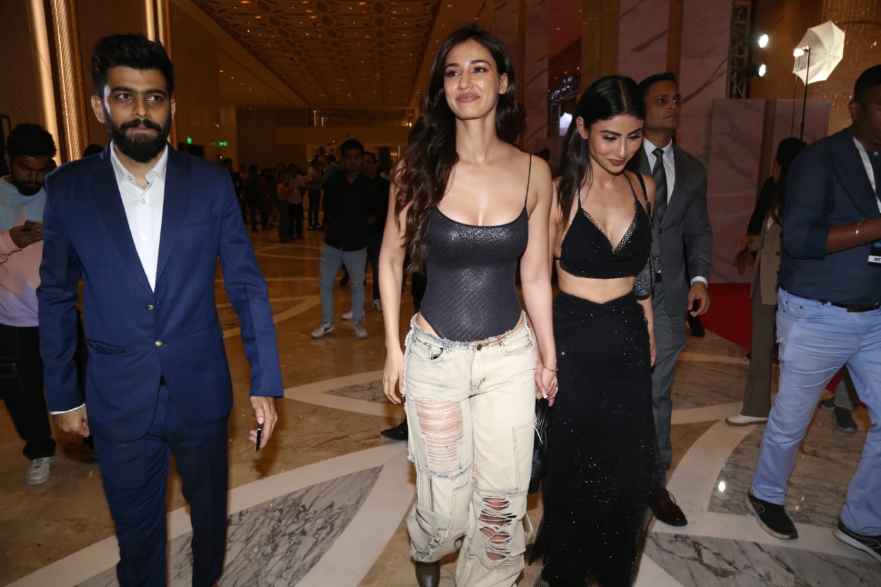 एक फ्रेम में हुस्न की दो मल्लिका, Disha Patani और Mouni Roy की लेटेस्ट ...