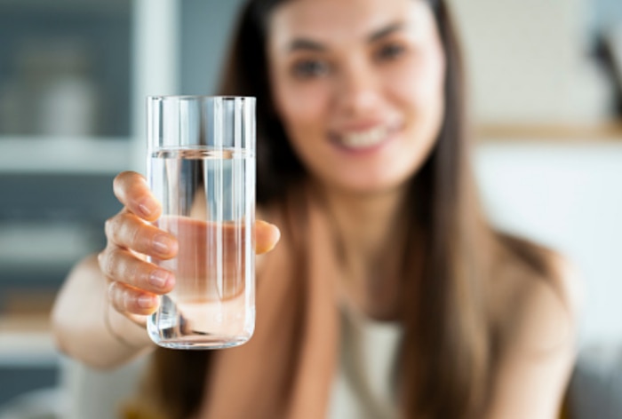 3 Mistakes to Avoid While Drinking Water, Experts Speak!