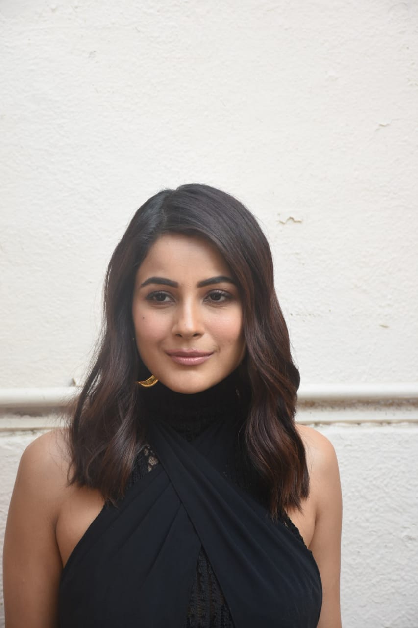 Shehnaaz Gill की ये तस्वीरें सोशल मीडिया पर मचा रहीं बवाल, ब्लैक ड्रेस ...