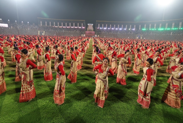 Assams Traditional Bihu Performance With 11,304 Dancers, 2,548 Drummers ...