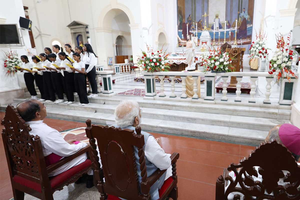PM Modi At Church: पीएम मोदी की ईस्टर पर दिल्ली में रेयर चर्च विजिट की फोटो