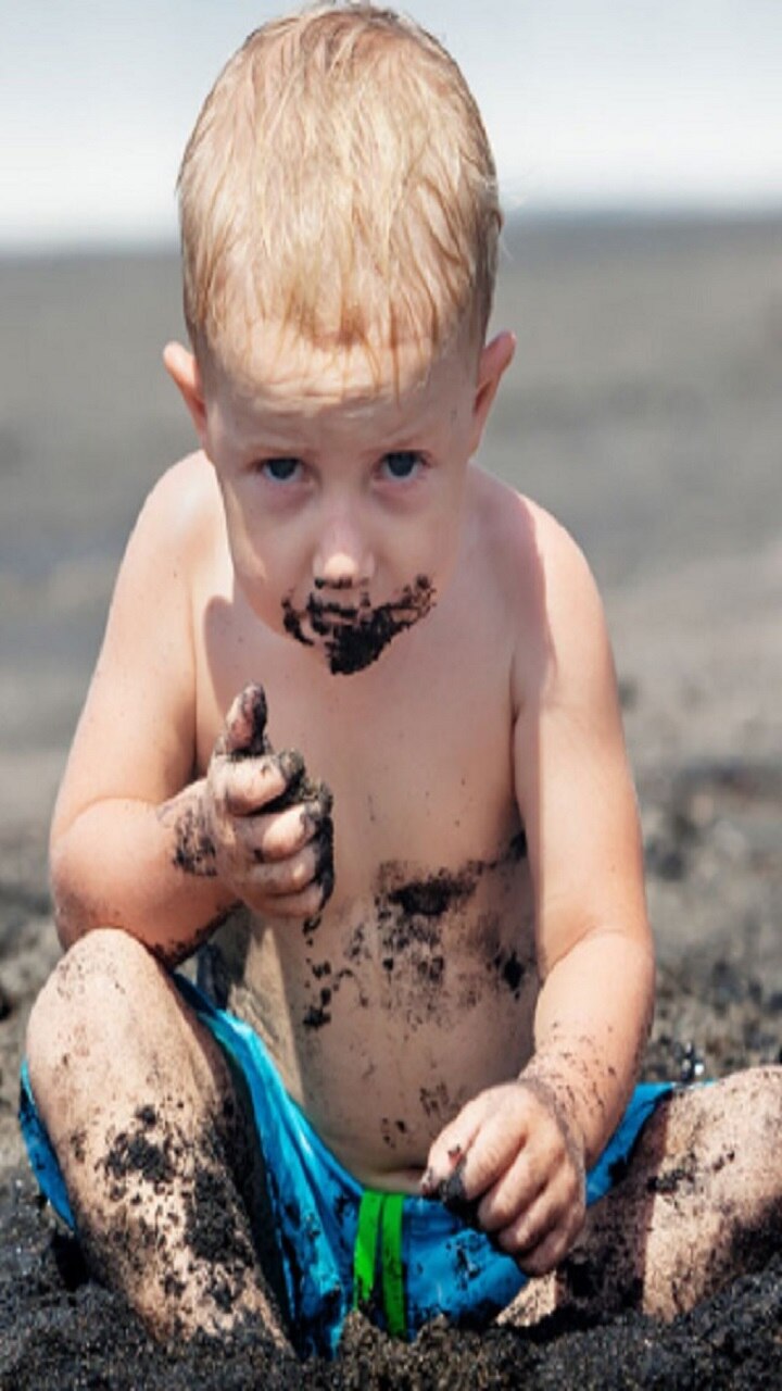 क्या आपका बच्चा भी खाता है मिट्टी, ऐसे छुडाएं ये गंदी आदत