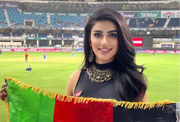 Gujarat Titans Fan Poses With Afghanistan Flag During GT Vs MI Qualifier 2 In Ahmedabad | WATCH ...