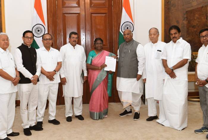 Manipur Riots: कांग्रेस नेताओं ने राष्ट्रपति द्रौपदी मुर्मू से की ...