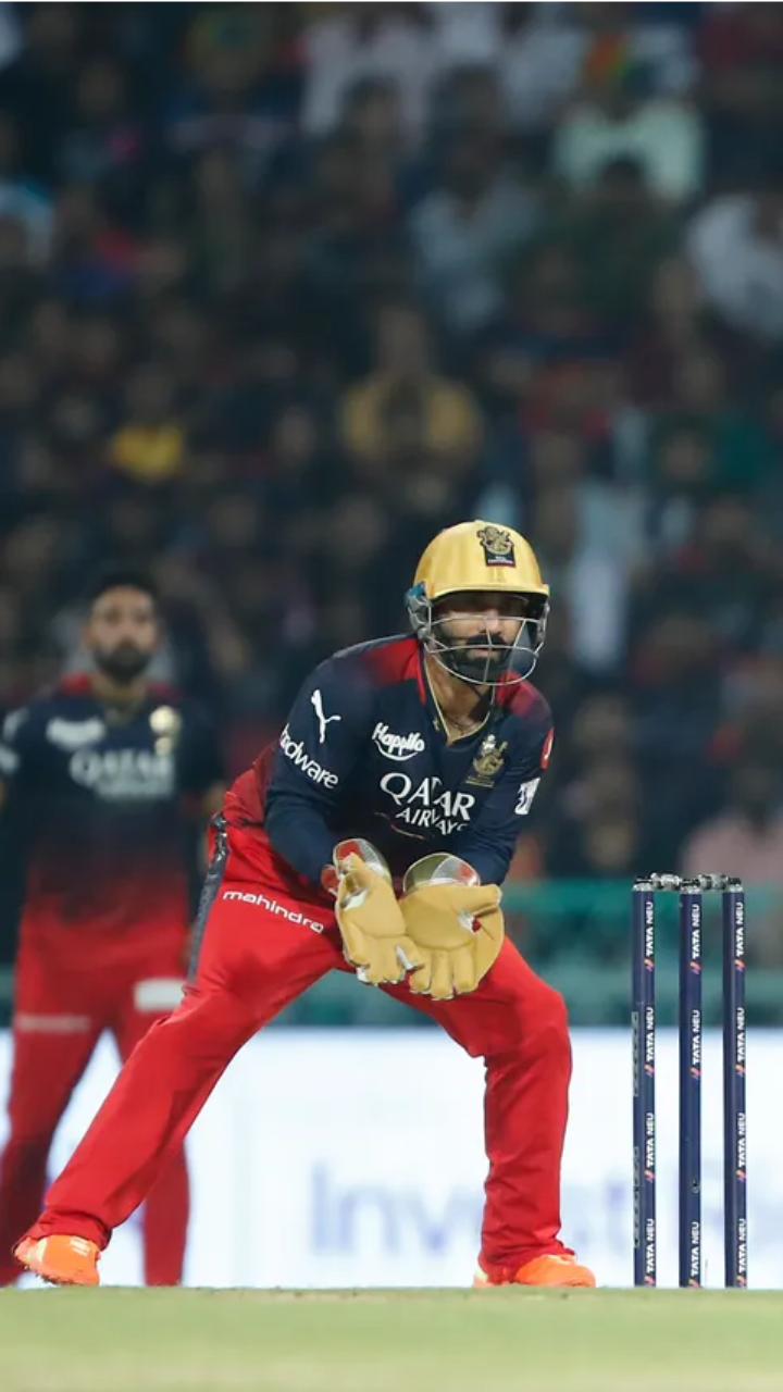 DC vs RCB मैच में इतिहास रच सकते DK, क्या तोड़ेंगे धोनी का बड़ा रिकॉर्ड