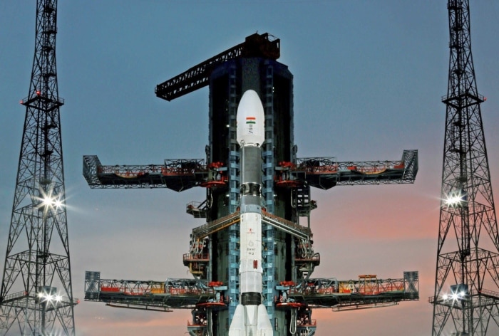 इसरो ने लॉन्च किया GSLV F12 और NVS 01 सैटेलाइट, जानें इसकी खासियत