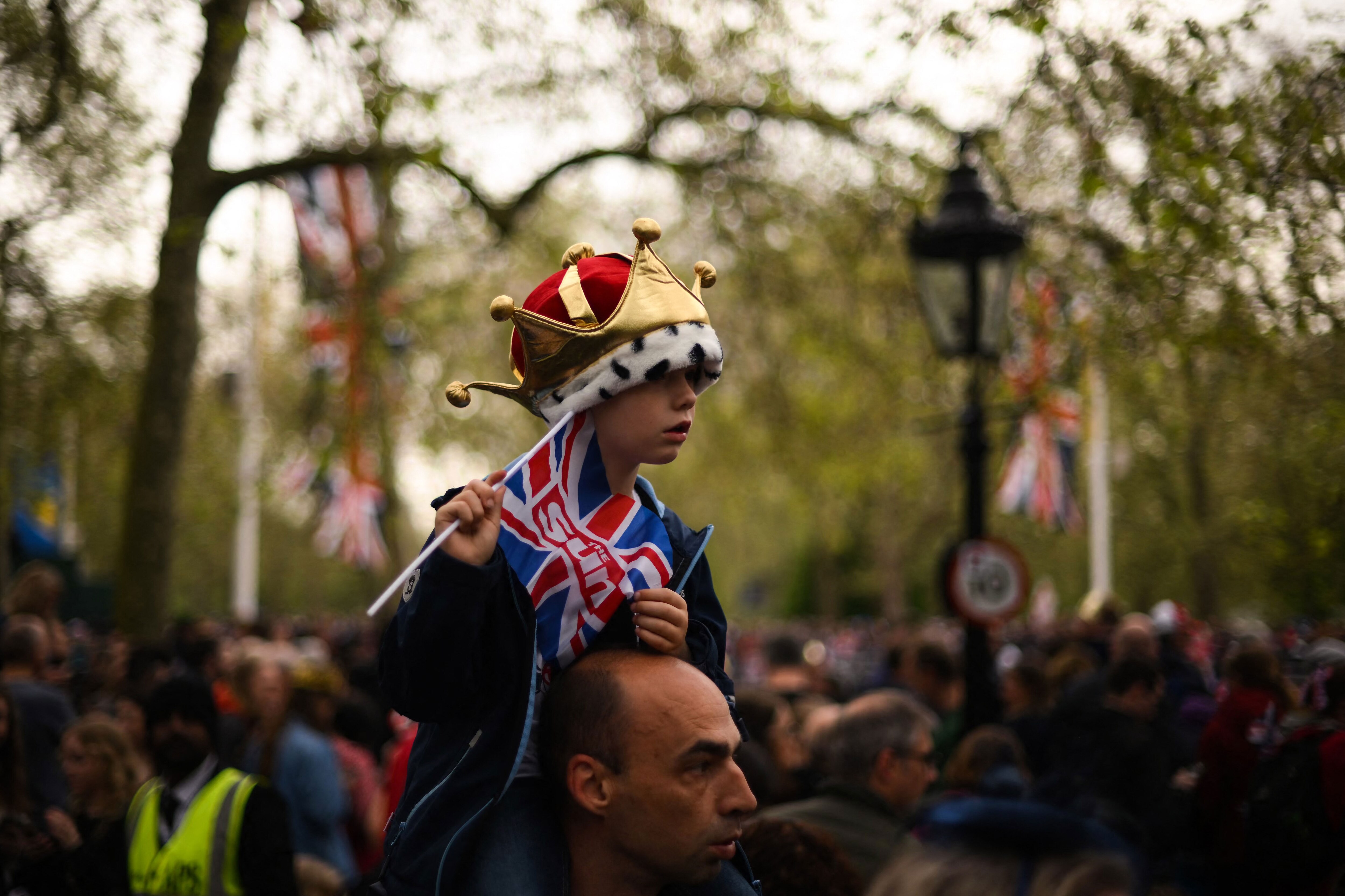 King Charles George III की ताजपोशी की शानदार तस्वीरें, कहीं-कहीं विरोध ...