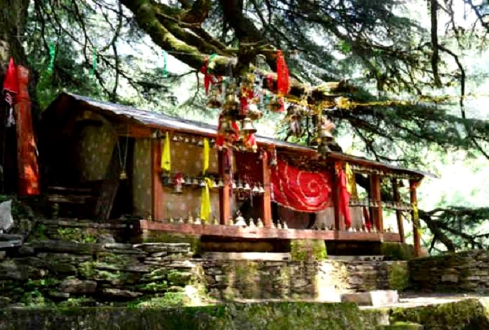 Latu Devta Temple: जहां आंख और मुंह पर पट्टी बांधकर की जाती है पूजा ...