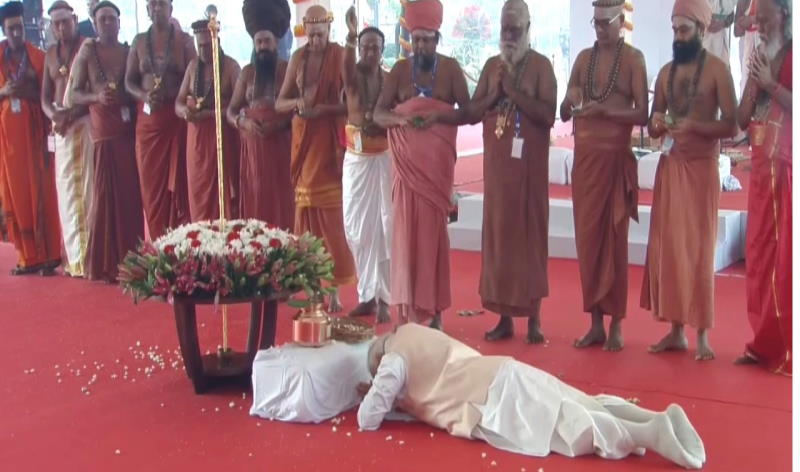 PM मोदी ने नए संसद भवन का उद्घाटन किया, सेंगोल के आगे दंडवत हुए, बोले ...