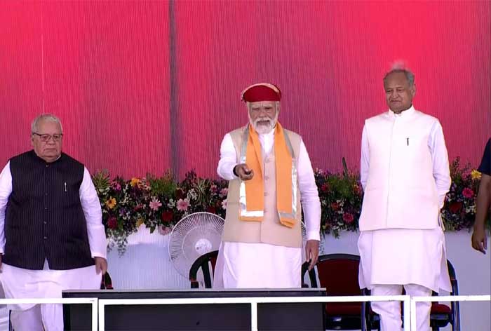 राजस्थान में PM मोदी और CM गहलोत एक मंच पर, एक-दूसरे पर कसे तंज ...