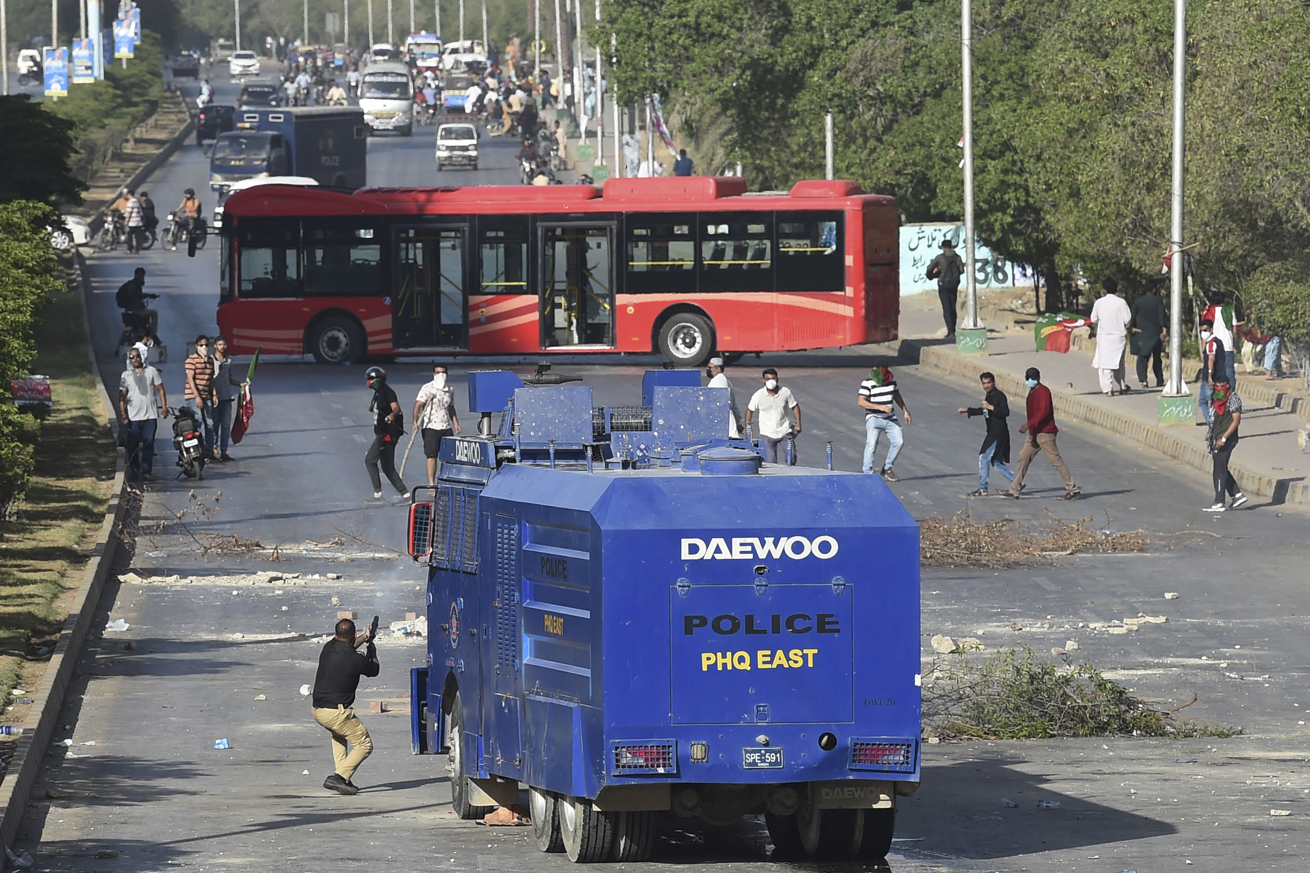 सड़कों पर पत्थर और आग, आसमान में धुआं, इमरान गिरफ्तार, पाकिस्तान Strike ...