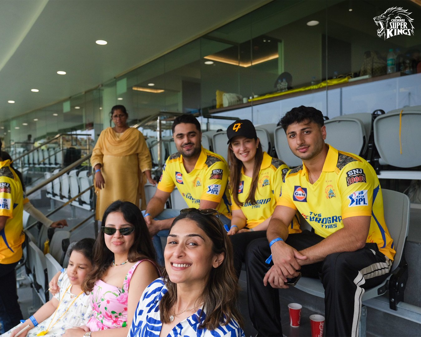 CSK vs MI मैच देखने पहुंची जीवा, साक्षी धोनी; चेन्नई सुपर किंग्स के ...