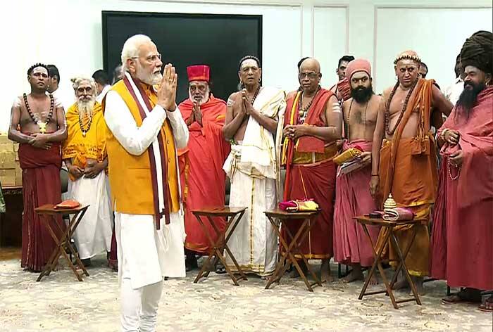 Sengol Photos: मंत्रोच्चार के बीच PM को सौंपा गया सेंगोल, पुजारियों से ...