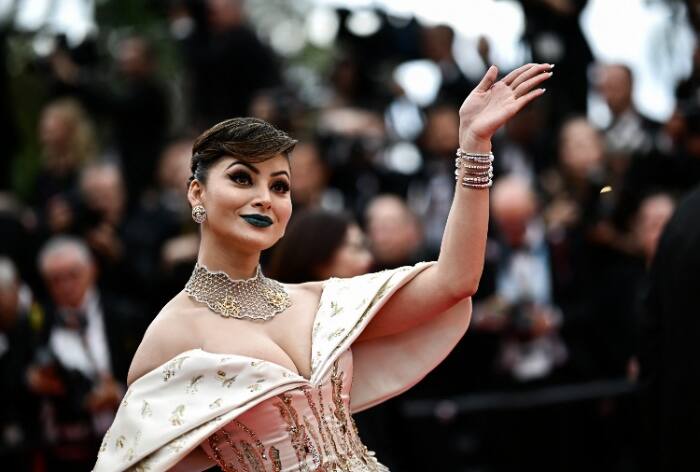 Urvashi Rautela Makes Eyes Pop in Blue Lipstick at Cannes 2023 - Deja ...