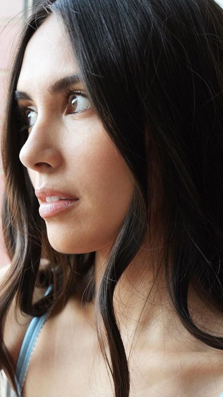 AI क्लोन बनाकर 1000 लड़कों को एक साथ डेट कर रही ये लड़की, कमाई लाखों में