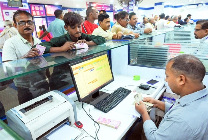 Rs 2,000 Note Exchange: People Feel The Heat As Banks Struggle To ...