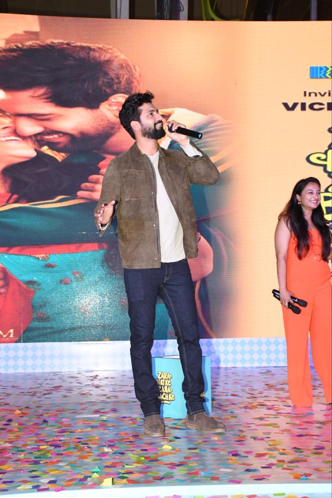 Zara Hatke Zara Bachke : फिल्म प्रमोशन के दौरान फंकी लुक में नजर आईं सारा, फैन के लिए घुटने पर ...