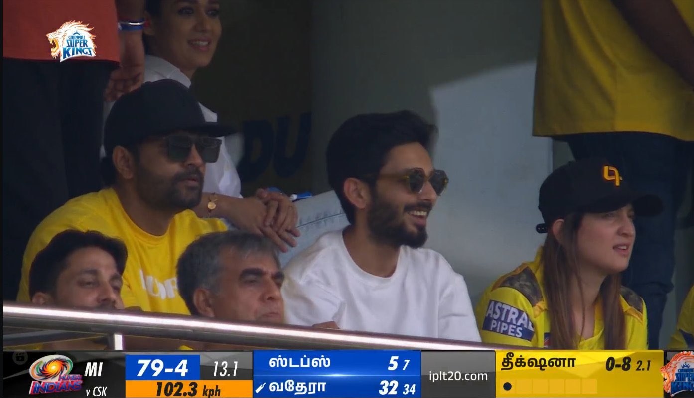 CSK vs MI मैच देखने पहुंची जीवा, साक्षी धोनी; चेन्नई सुपर किंग्स के ...