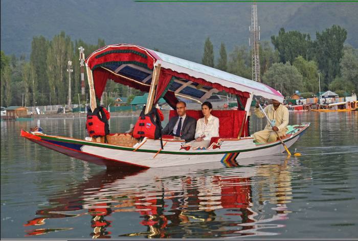 G20 बैठक में भाग लेने आए मेहमानों ने डल झील में शिकारा का लुत्फ लिया ...