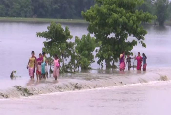 असम में बाढ़ से हालात बदतर 1 2 लाख लोग प्रभावित कई गांव जलमग्न खतरे