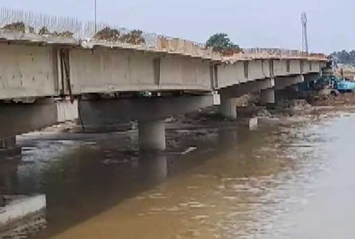 Bihar में फिर एक Bridge सवालों के घेरे में, मेची नदी पर निर्माणाधीन पुल ...