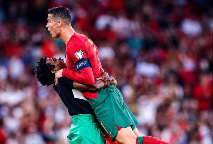 Fan Hugs Cristiano Ronaldo During Bosnia And Herzegovina Clash | Watch ...