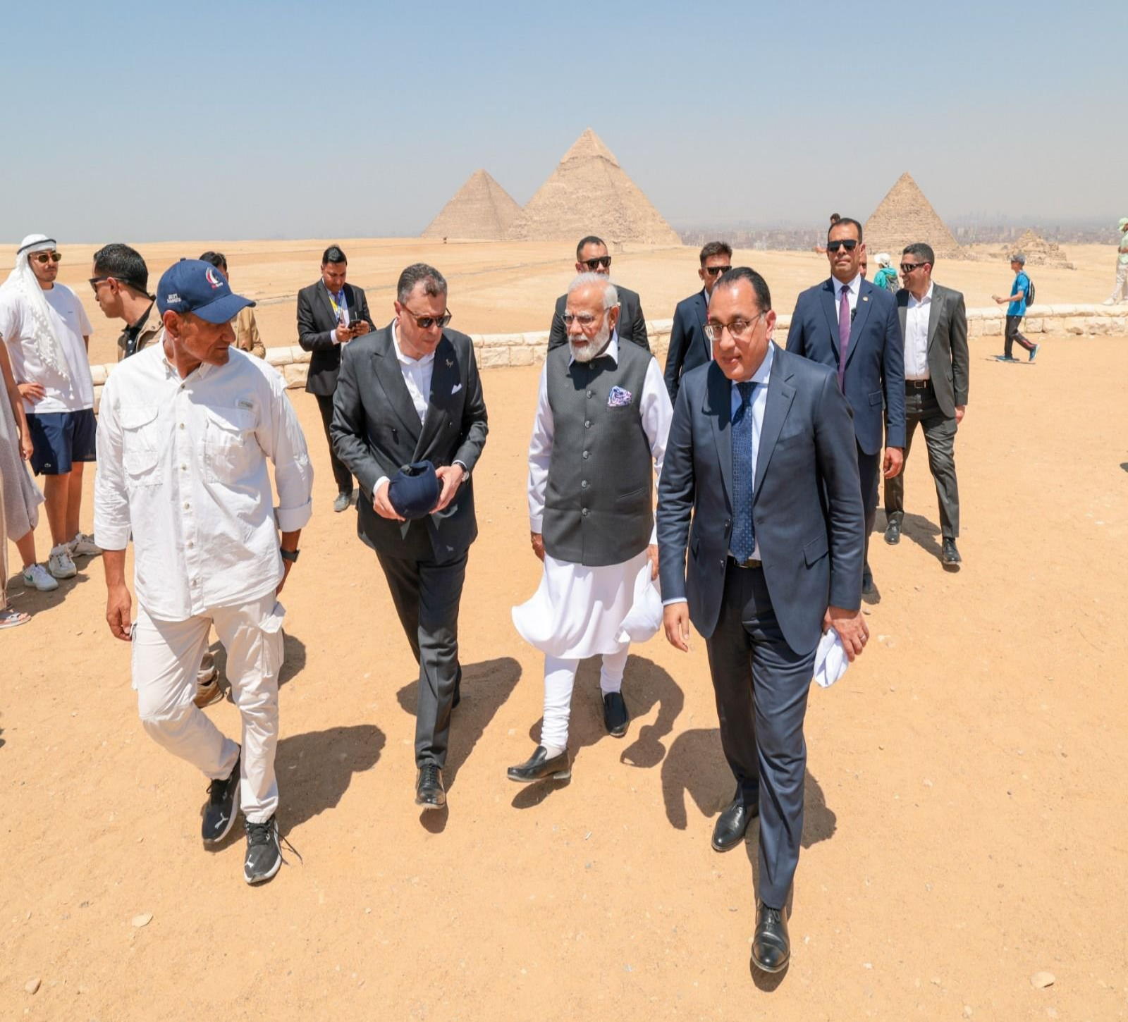 सात अजूबों में शामिल गीजा के पिरामिड को देखकर पीएम मोदी की ठहर गई ...