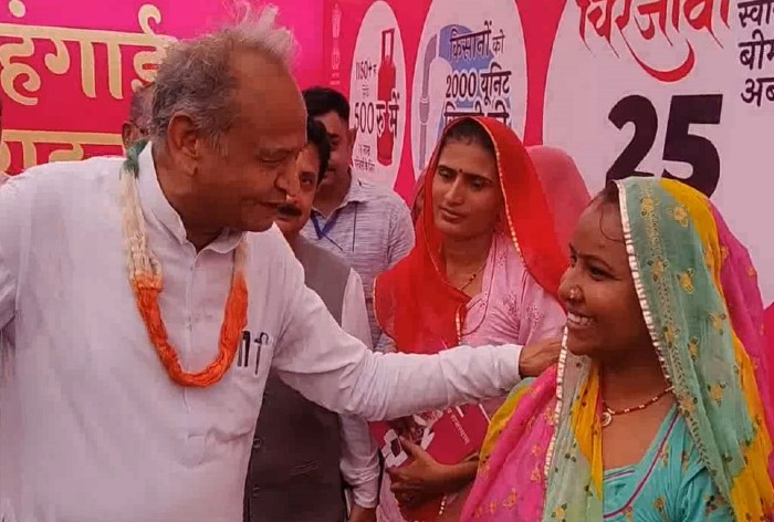 Rajasthan Viral Video: CM की फैन को जिला कलेक्टर ने दिया मोबाइल, एक साल ...