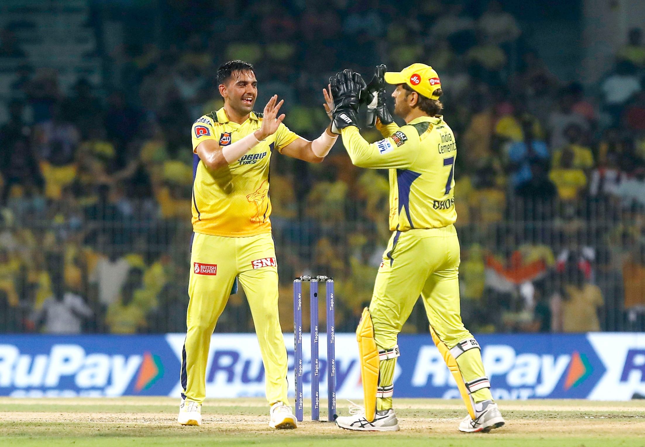दीपक चाहर एक ड्रग की तरह हैं; CSK तेज गेंदबाज के बारे में ये क्या बोल ...