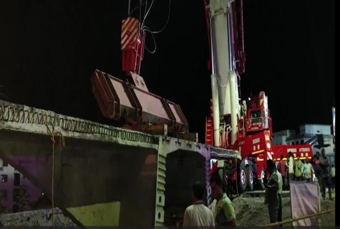 तिरूपति में श्रीनिवास सेतु फ्लाईओवर का एक हिस्सा निर्माण कार्य के दौरान ...