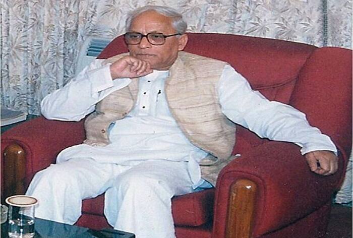 Ex-Bengal CM Buddhadeb Responding to Treatment