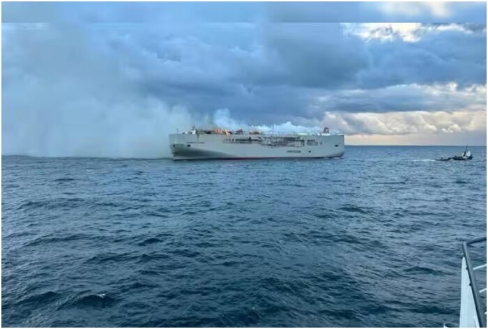 Fremantle Highway Ship: 3 हज़ार कारें लेकर जा रहे 199 मीटर लंबे जहाज ...