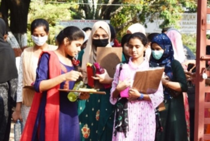 UP B.Ed Topper 2023: राजमिस्त्री की बेटी शालिनि के किया टॉप, बताया टॉप ...