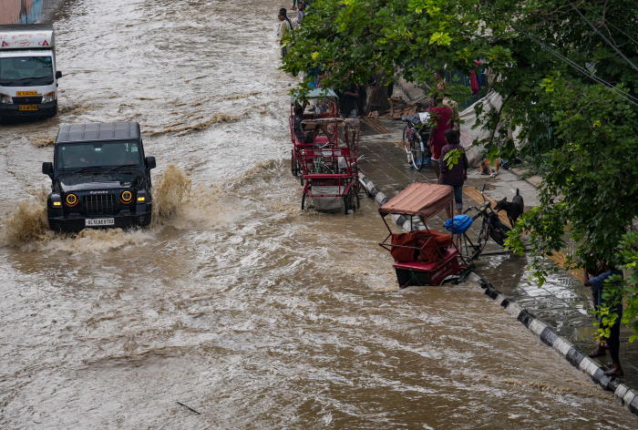 Delhi Flood Alert: Several Areas To Face Drinking Water Crisis as Treatment Plants Shut ...