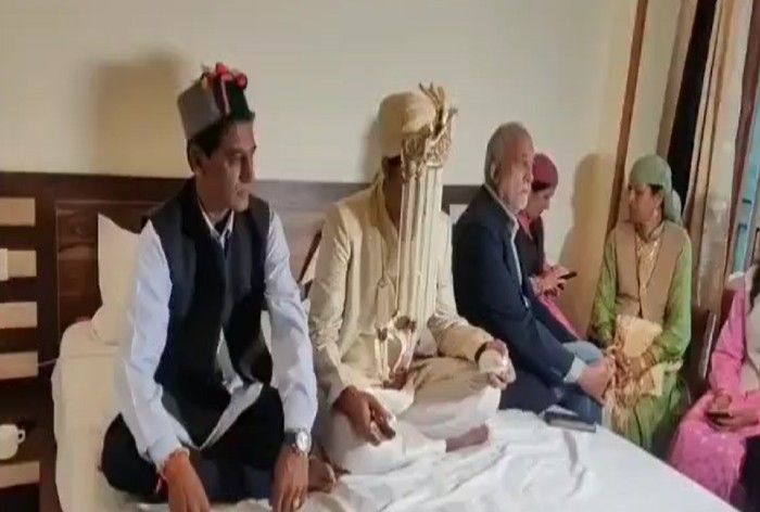 Shadi Ka Video: तूफानी बारिश ने रोकी बारात तो दूल्हा-दुल्हन ने निकाला ...