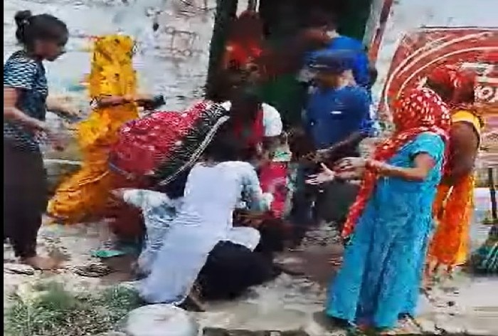 Women Fight Video: लड़ाई हुई तो टीम बनाकर आ गईं चार लेडीज, एक को पकड़ा ...